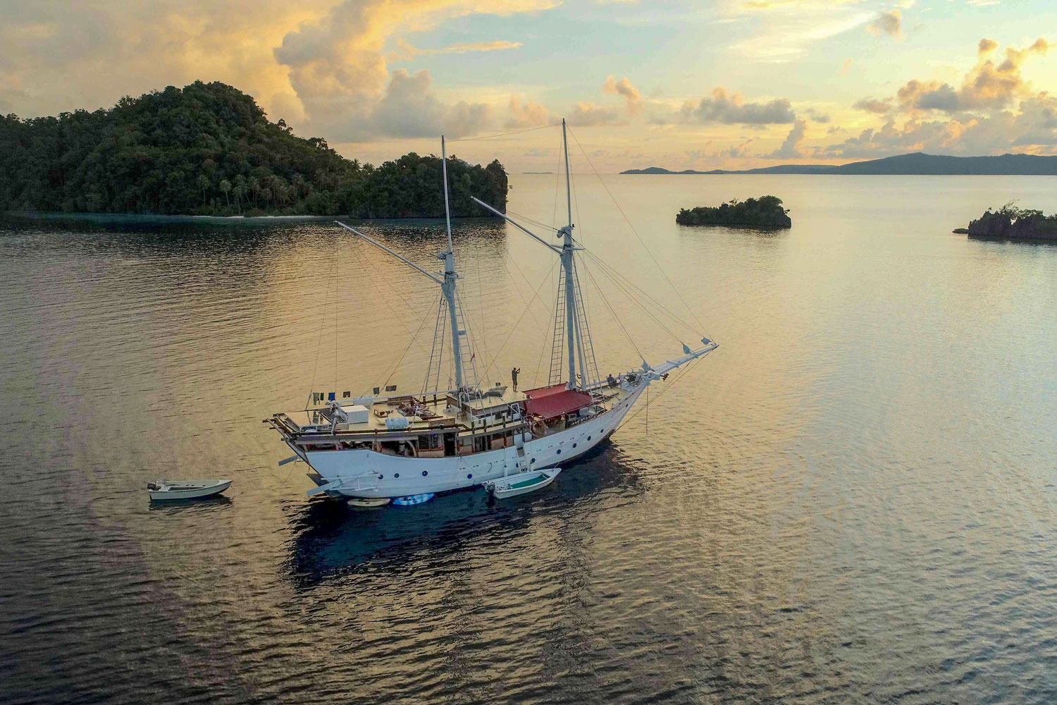 10-Day High-End Cruise in Raja Ampat